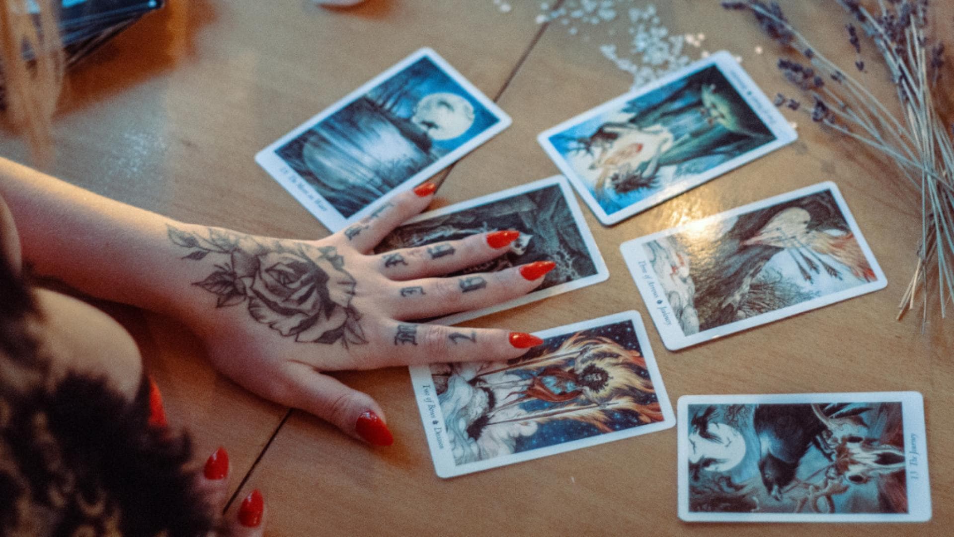 Tarotkarten legen lernen: Was dir das Orakel über dich selbst verraten kann
