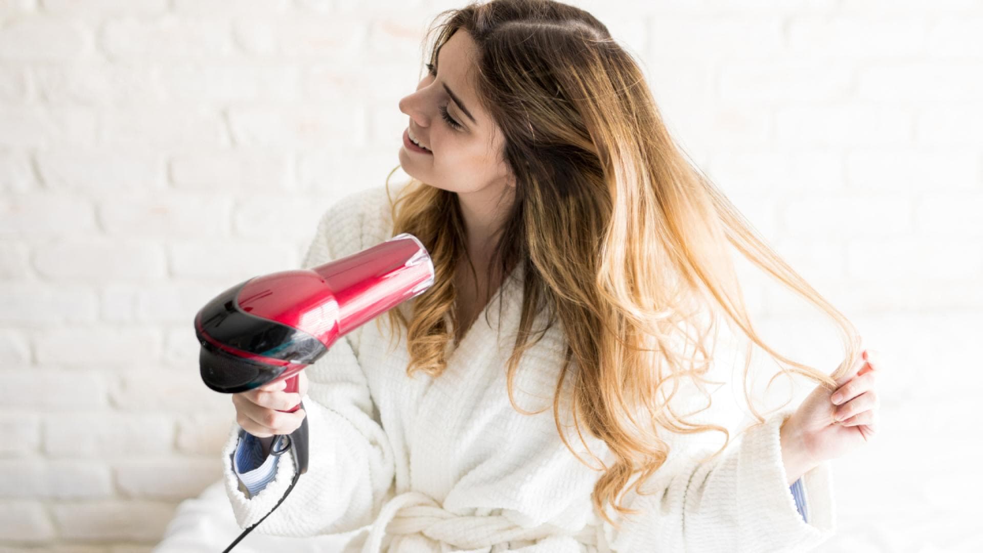 Haarpflege: Dieser 4-Euro-Hitzeschutz geht im Netz durch die Decke