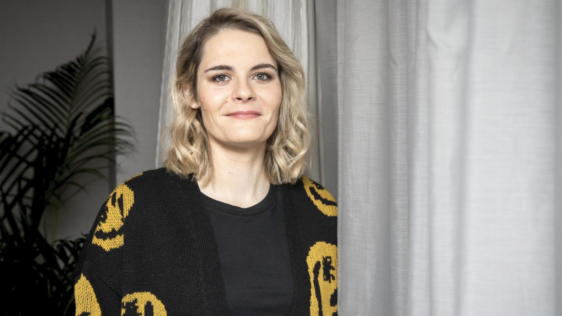 Hazel Brugger: Ehemann, Kinder, Podcast - Die Comedienne im ...