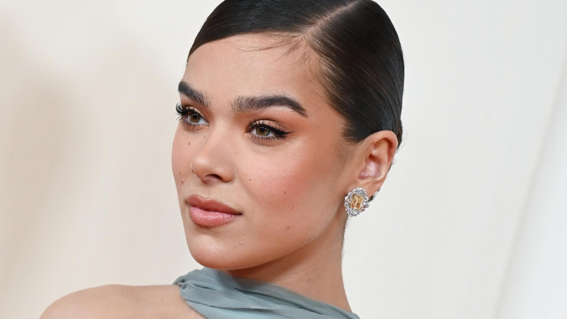 Oscars 2024: Hailee Steinfeld trägt den Make-up-Trend des Jahres