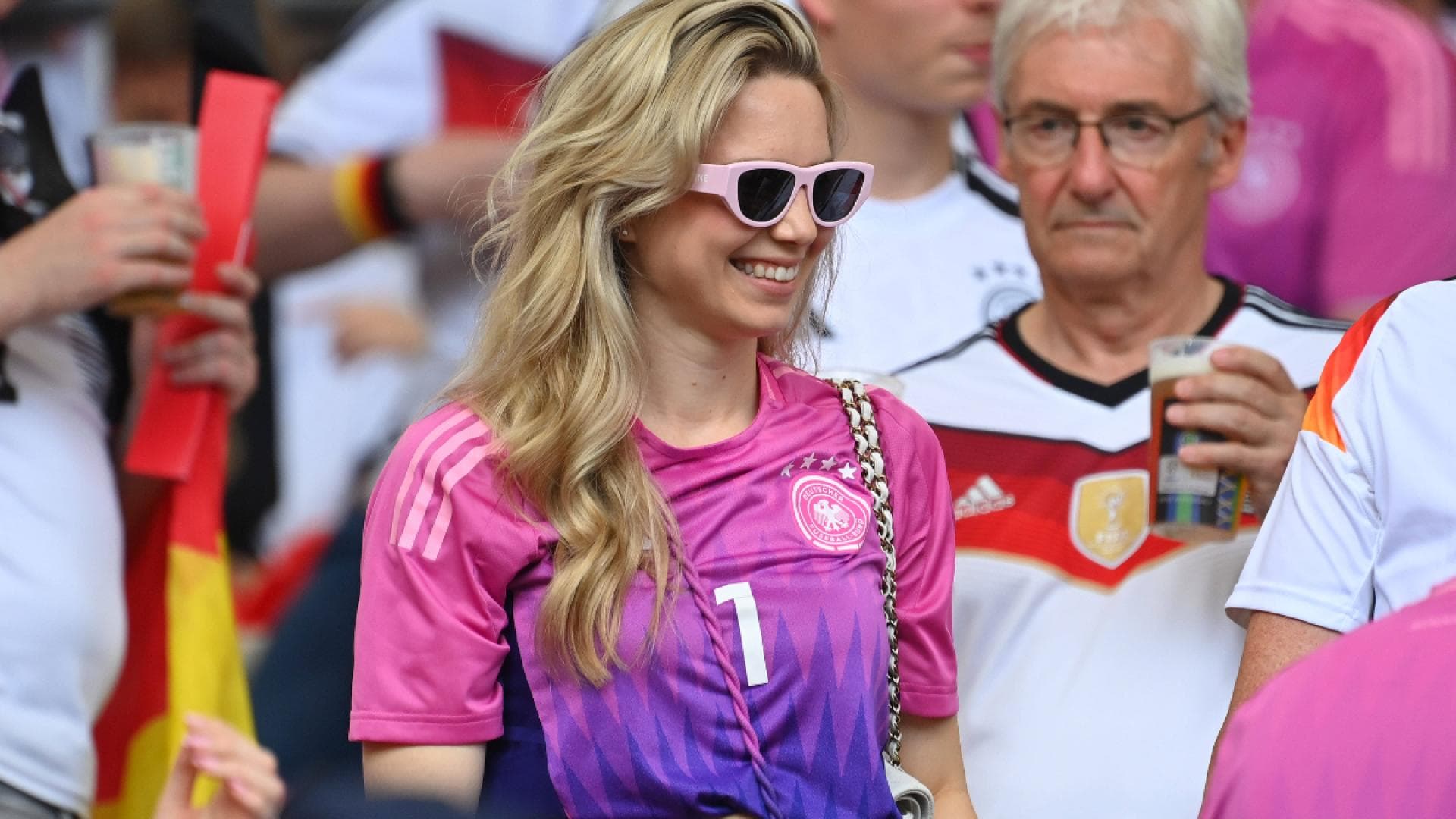 Manuel Neuer: 3 Monate nach Geburt - So begeistert Ehefrau Anika bei EM ...