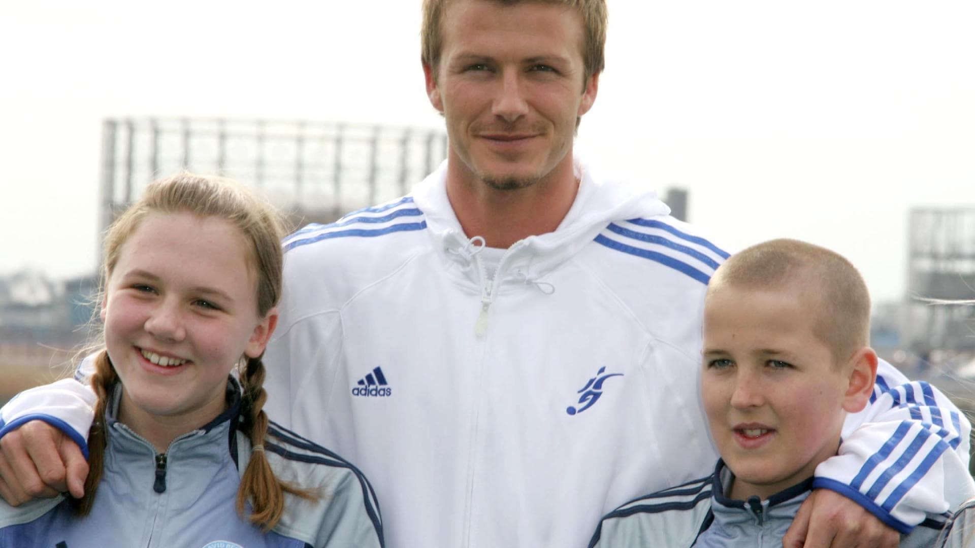 David Beckham: 19 Jahre her! Hier posiert er mit jungem Harry Kane ...