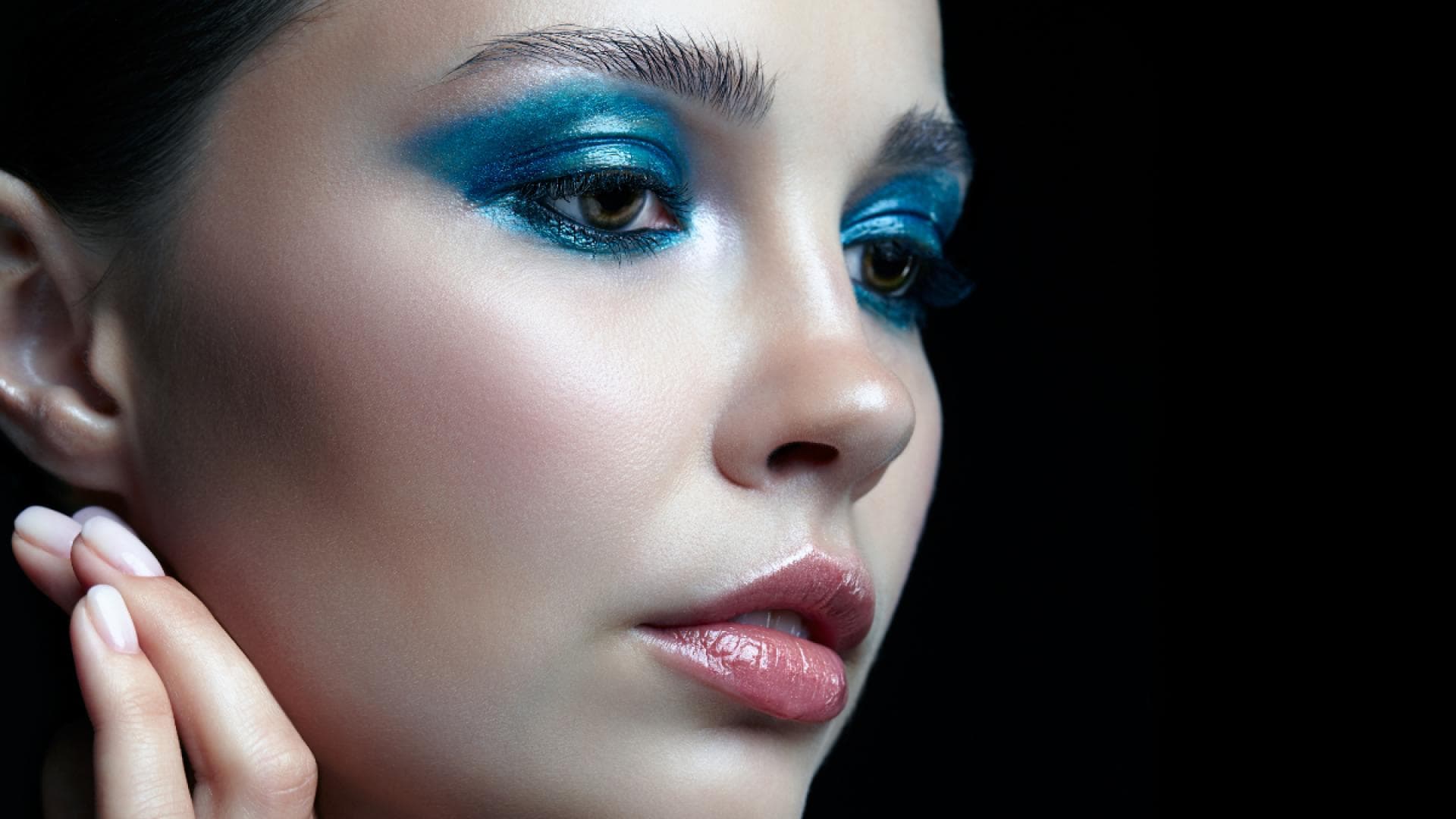 Beauty-Trend 2024: Blaues Make-up ist im Sommer angesagt