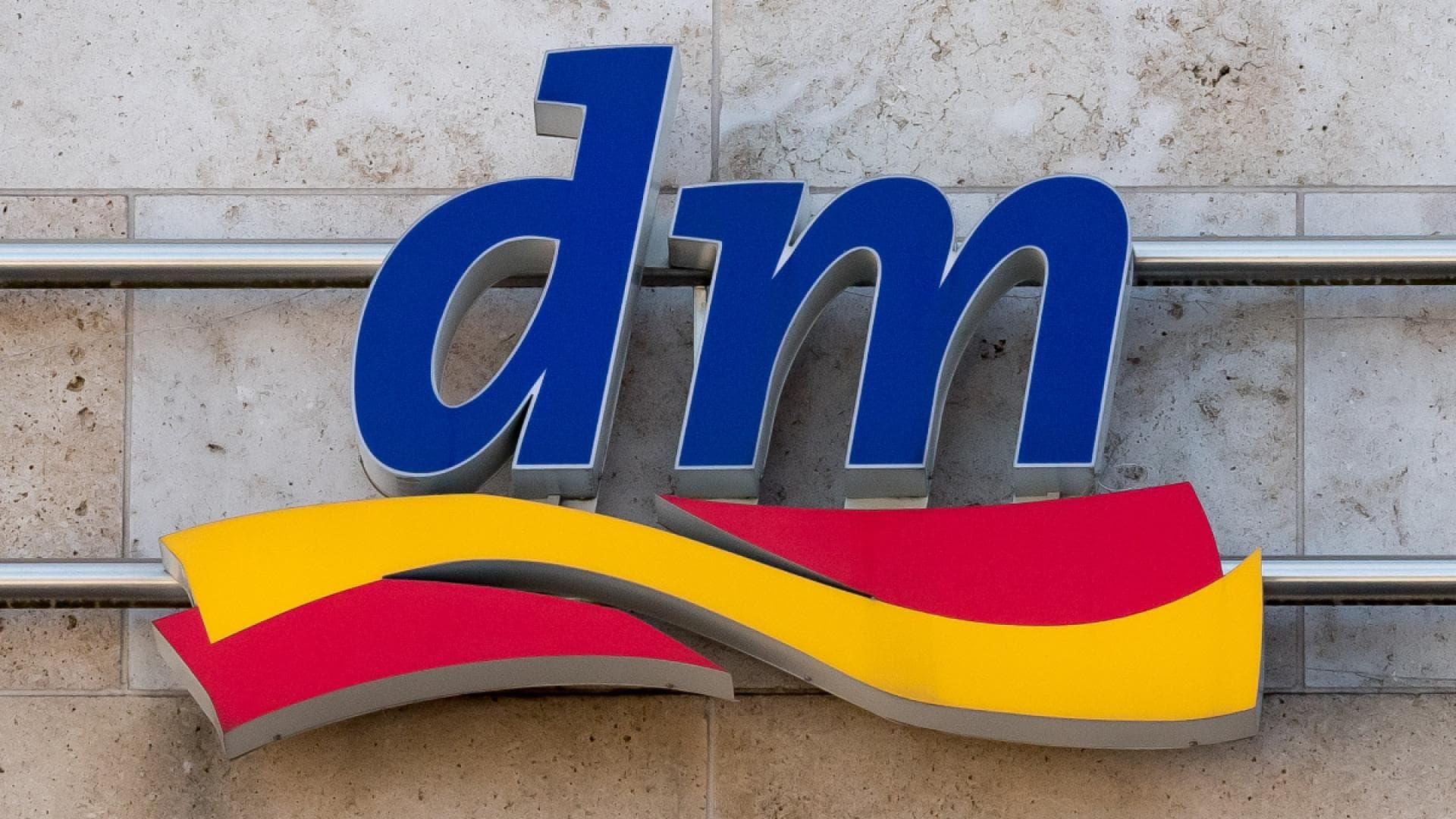 Bestseller bei dm: Dieses Peptid-Serum schenkt der Haut mehr Spannkraft