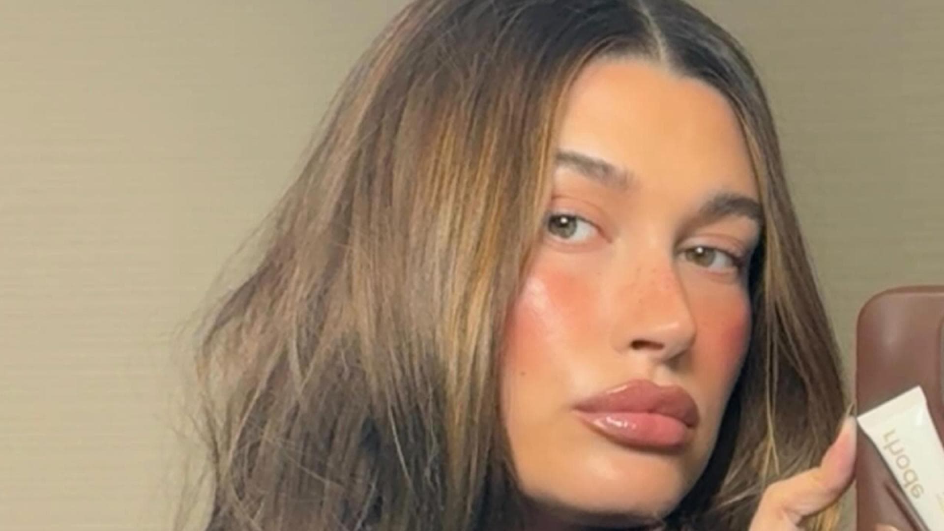 Laut Hailey Bieber: "Champagne Cheeks" sind der Trend 2025