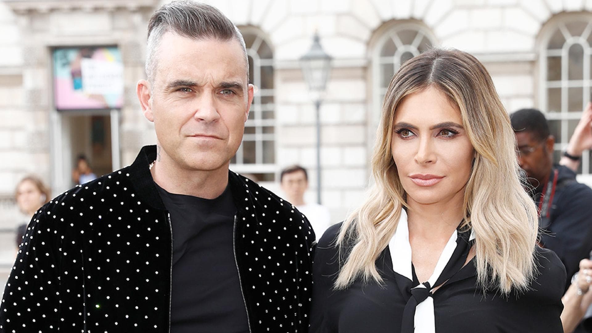 Robbie Williams: Fotos aus dem Krankenbett - Angst um Ehefrau Ayda ...