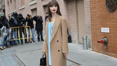 "Emily in Paris": Lily Collins schwört auf DIESE LED-Maske