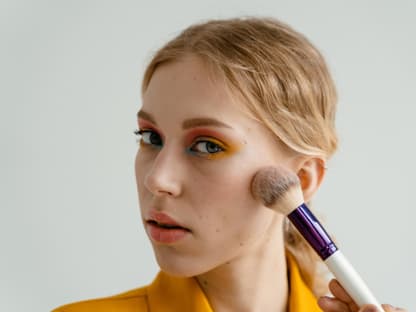 Laut Make-up-Artist: DAS sind die 3 besten Puder aus der Drogerie