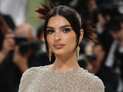 Laut Emily Ratajkowski: Mit dieser Drogerie-Mascara zauberst du dir ...