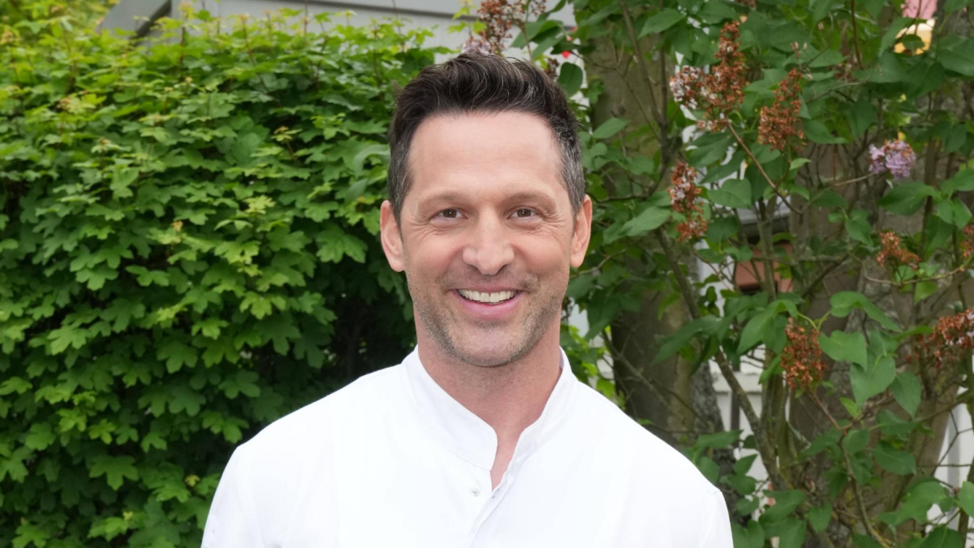 TV-Koch Alexander Kumptner: Wer ist die Frau an seiner Seite? | OK! Magazin