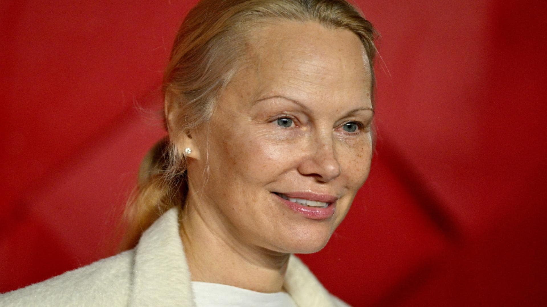 Pamela Anderson ungeschminkt: Strahlende Haut dank DIESEM Anti-Aging-Trick