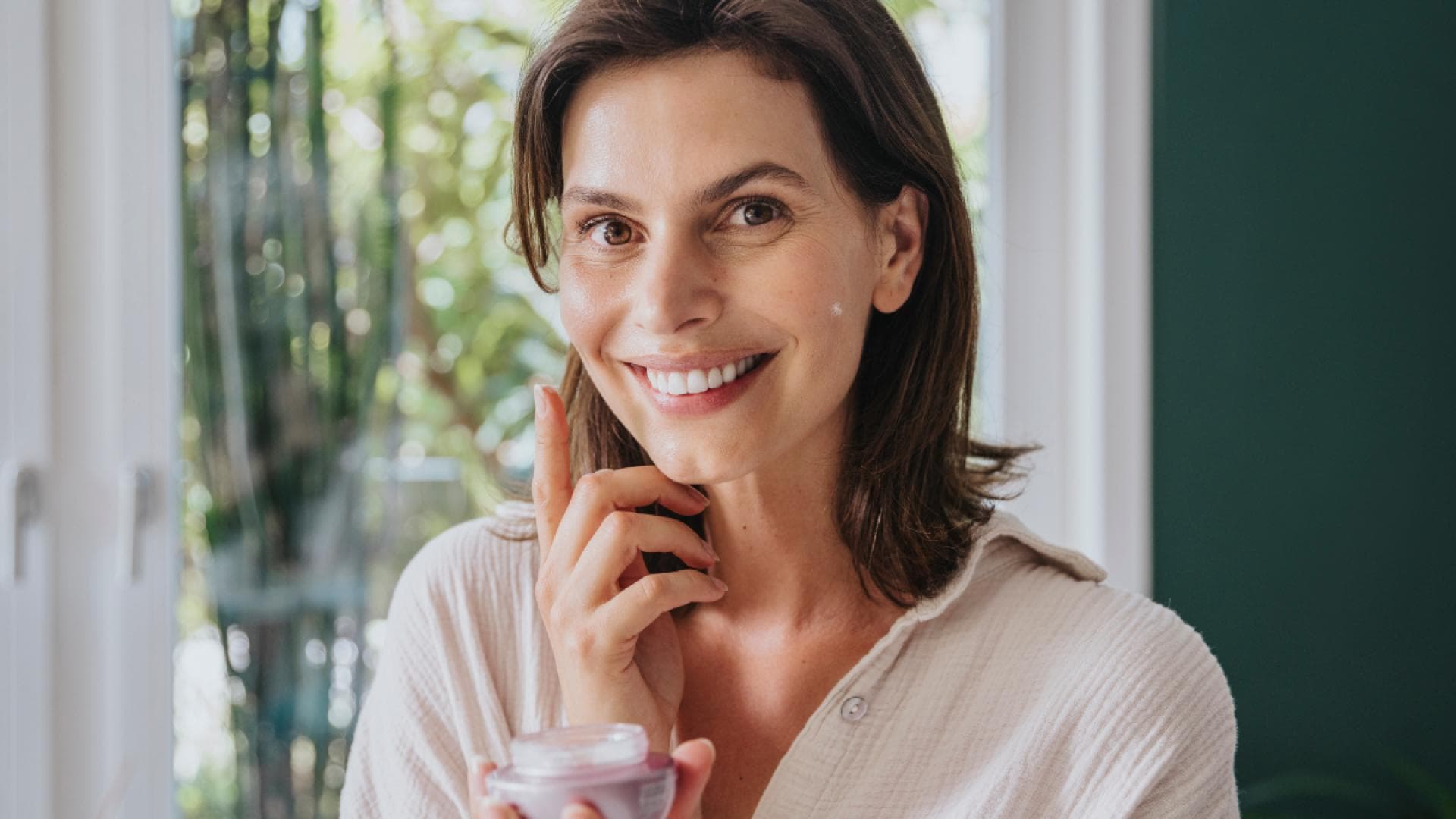 Anti-Aging: Dieser Drogerie-Bestseller mildert Falten in 7 Tagen