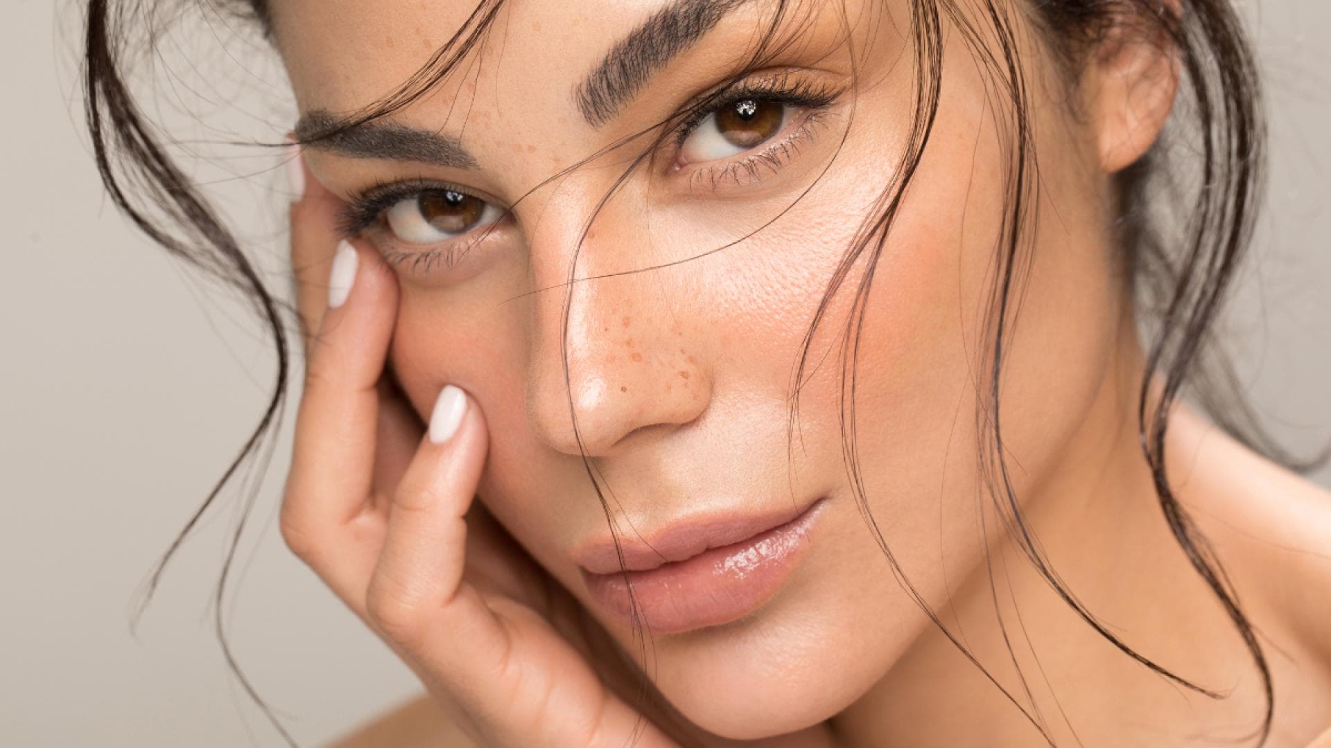 Make-up: Mit diesem Drogerie-Primer polstern wir unsere Haut in 5 ... Make-up: Mit diesem Drogerie-Primer polstern wir unsere Haut in 5 ...