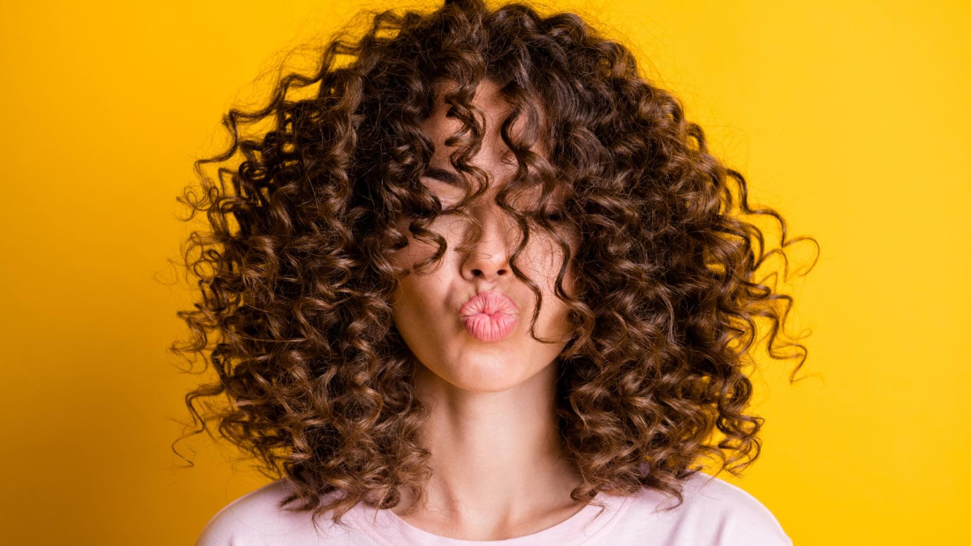 Leave-in-Haarpflege: Leinsamengel bringt Locken und Wellen in Form