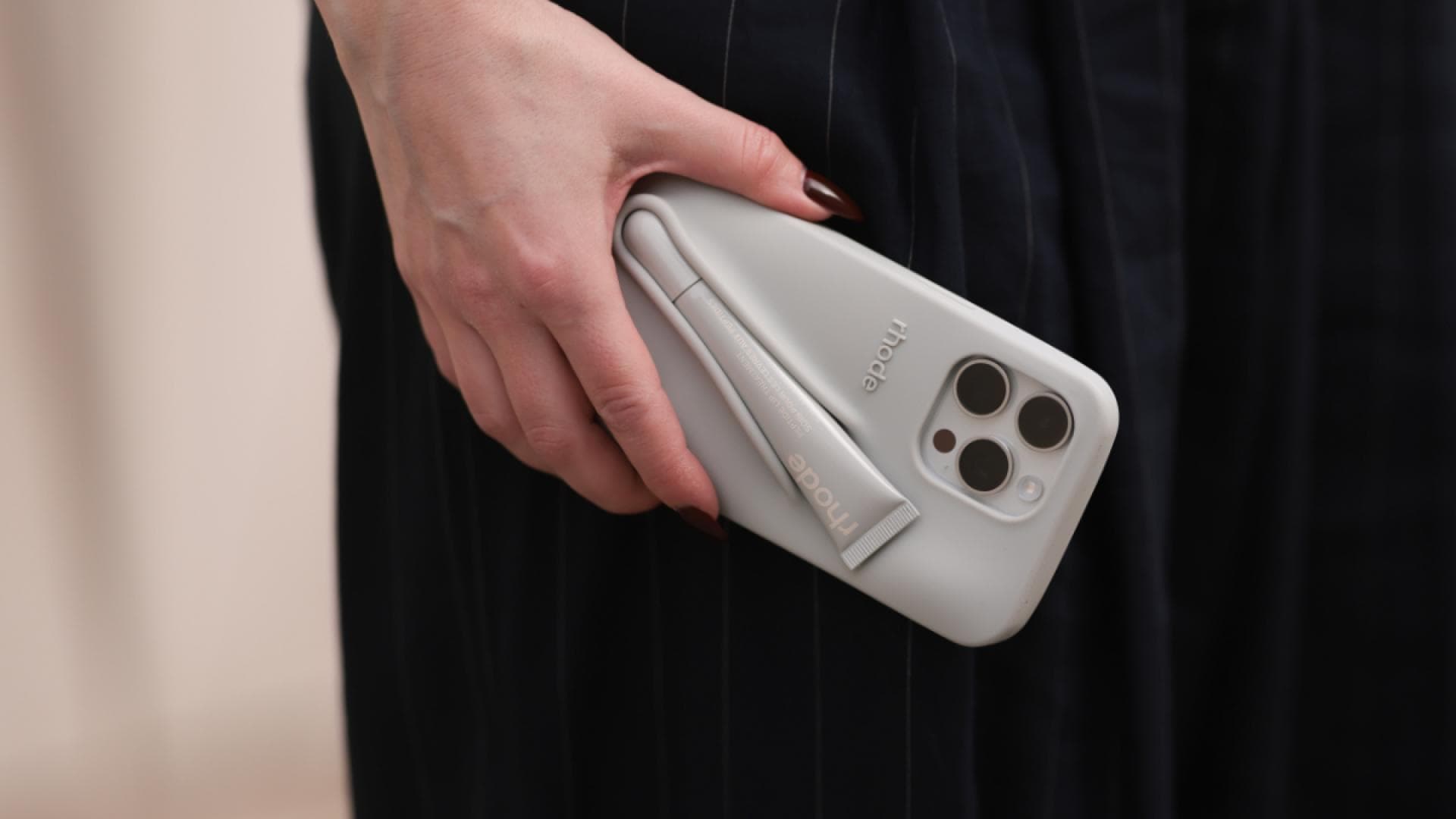 Hype auf TikTok: Alle wollen die Handyhülle von Hailey Bieber – hier ...