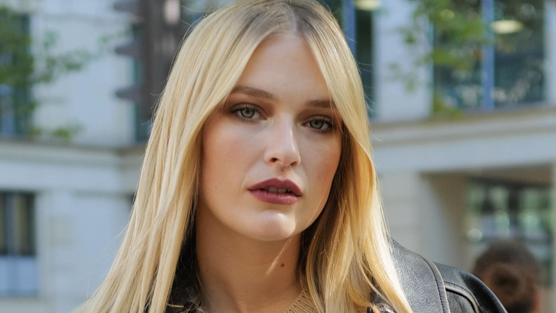 "Emily in Paris"-Star Camille Razat benutzt DIESE Drogerie-Mascara