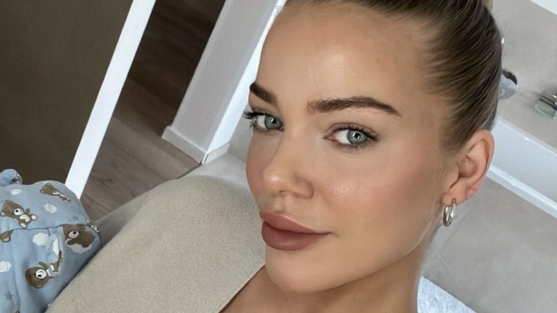 Laura Maria Rypa: Diese Sommer-Foundation pflegt und hält den ganzen Tagg