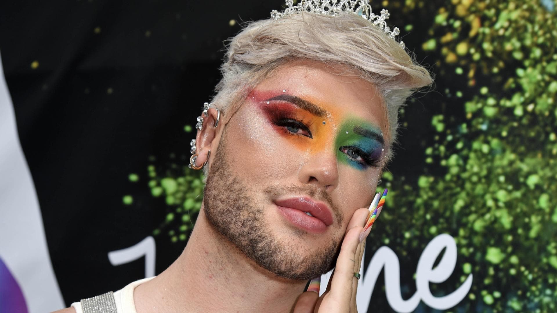 David Lovric: So zauberst du den perfekten Pride-Make-up-Look