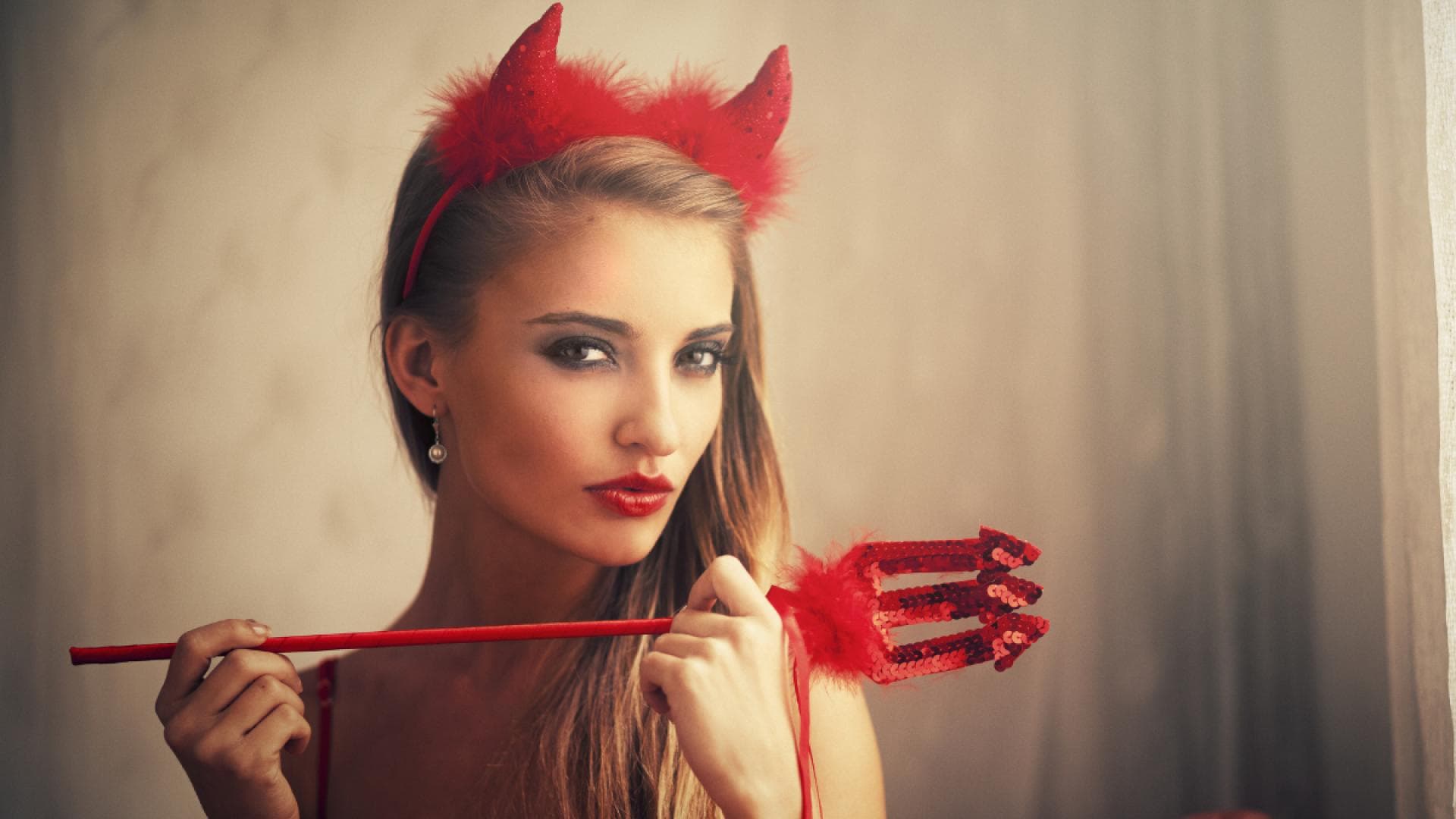 Teufel schminken: Gruselige Ideen für den Halloween-look