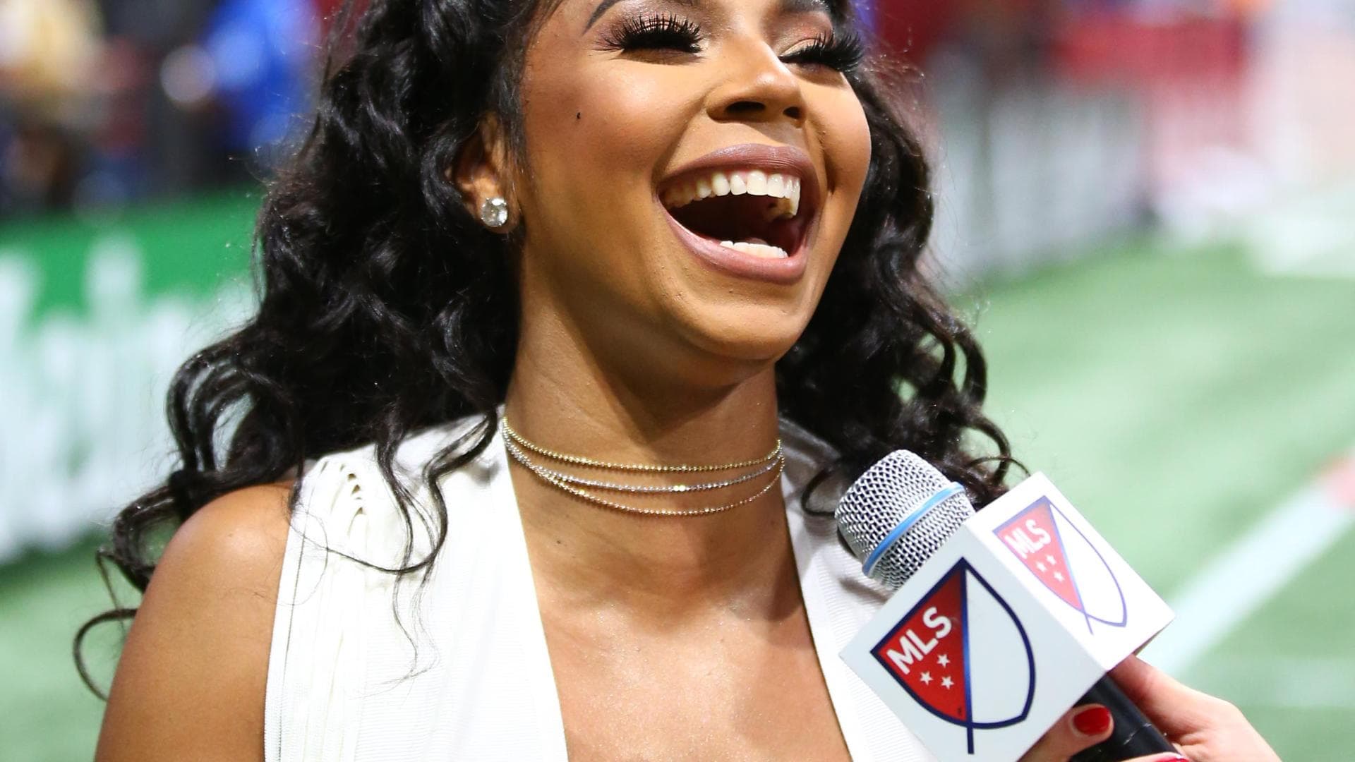 Hammer-Dekolleté! Sängerin A ... | XXL-Dekolleté: Diese Promiladys ...