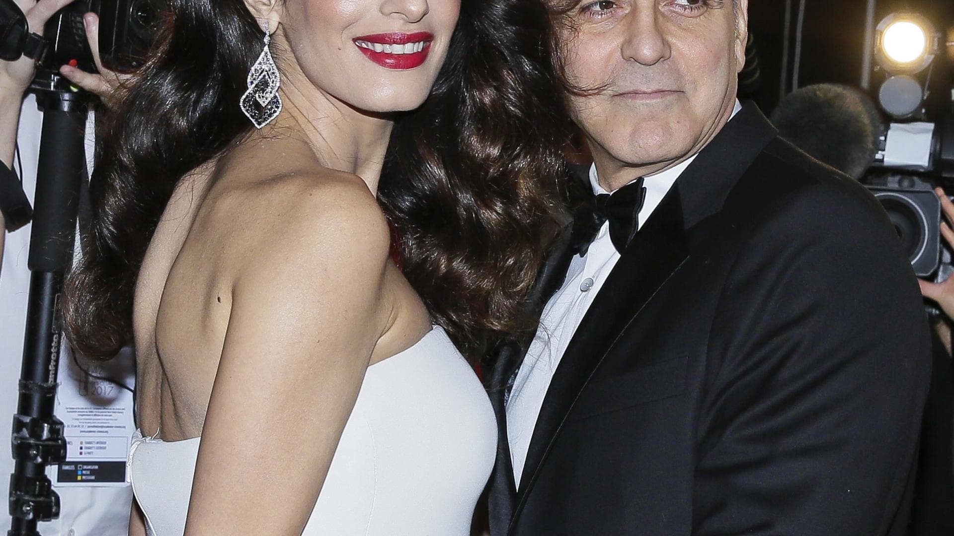 Amal Clooney: Sie zeigt endlich ihren Zwillings-Babybauch