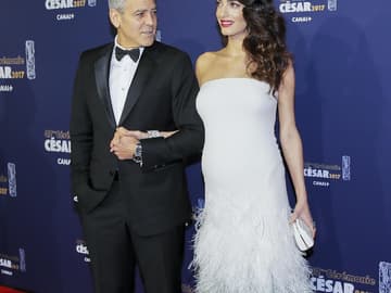 Amal Clooney: Sie zeigt endlich ihren Zwillings-Babybauch
