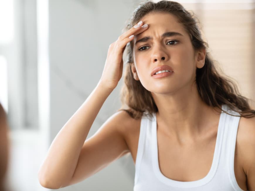 Stirnfalten glätten: Die besten Methoden ohne Botox