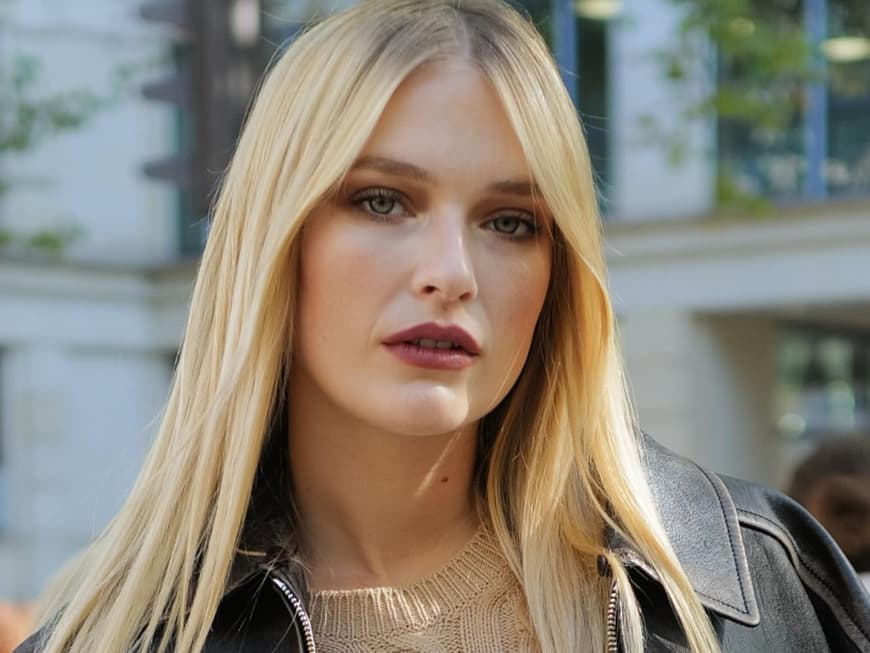 "Emily in Paris"-Star Camille Razat benutzt DIESE Drogerie-Mascara