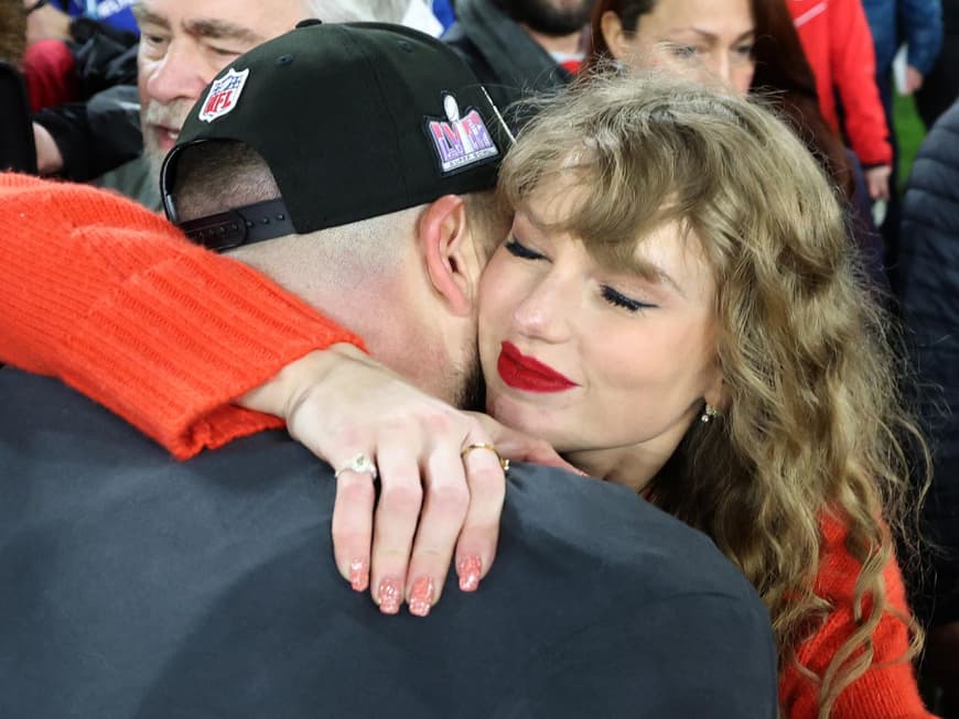 Taylor Swift: Mitten in TV-Übertragung - Intimer Moment mit Travis Kelce