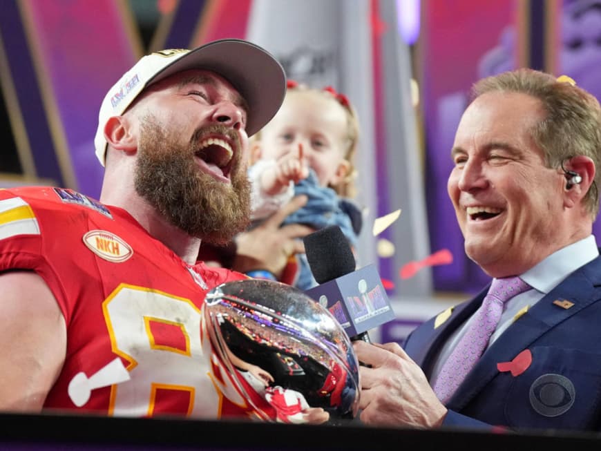 Taylor Swift: Virales Video vom Super Bowl - Travis Kelce singt ihren Song "You Belong With Me"