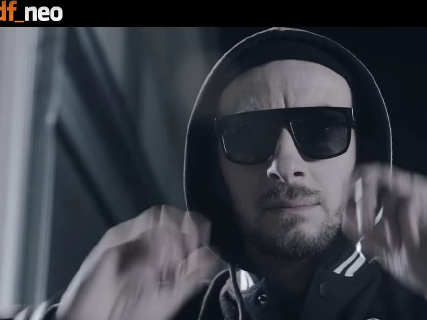 So verarscht "Polizistensohn" Jan Böhmermann die Gangsta-Rapper