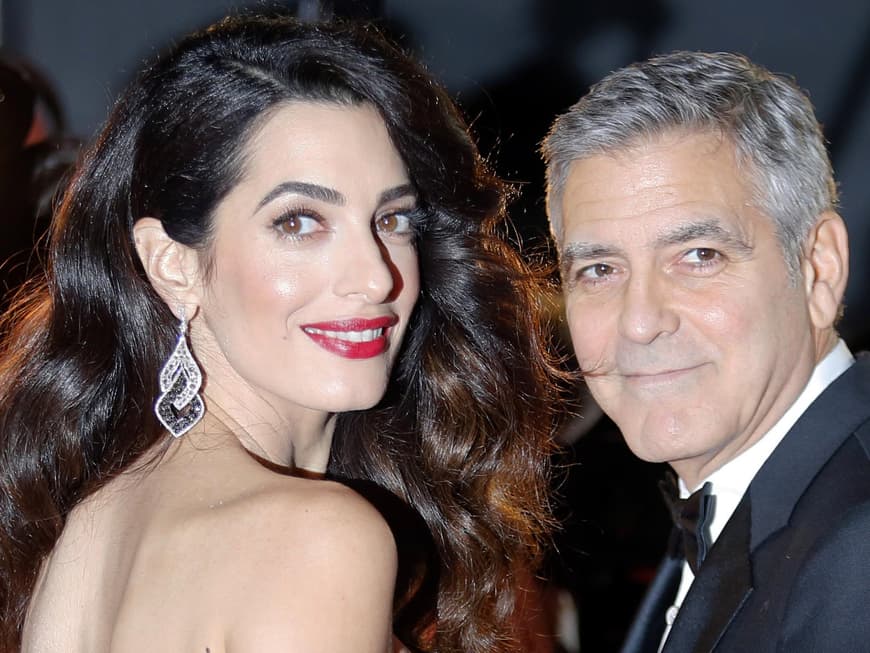Amal Clooney: Sie zeigt endlich ihren Zwillings-Babybauch