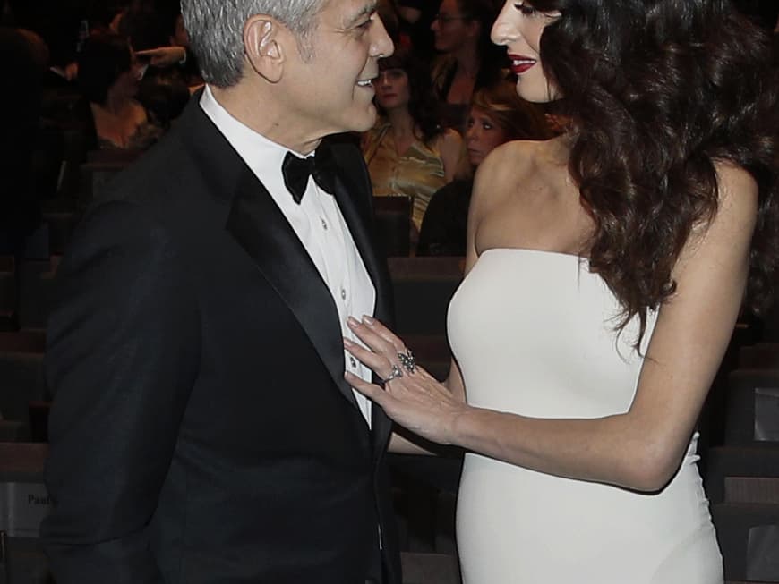 Amal Clooney: Sie zeigt endlich ihren Zwillings-Babybauch
