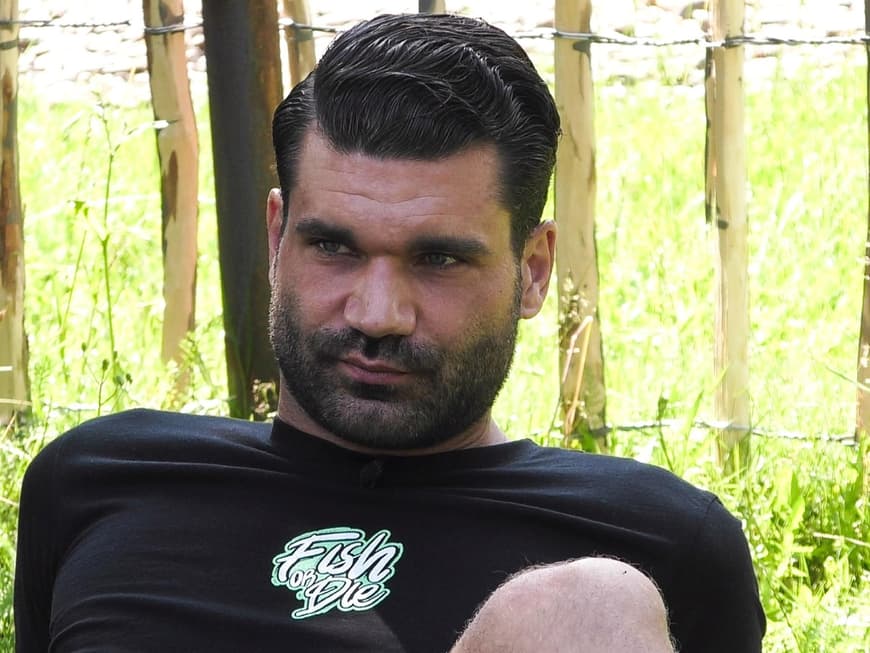 Mike Cees wird von der Polizei nach Hause begleitet